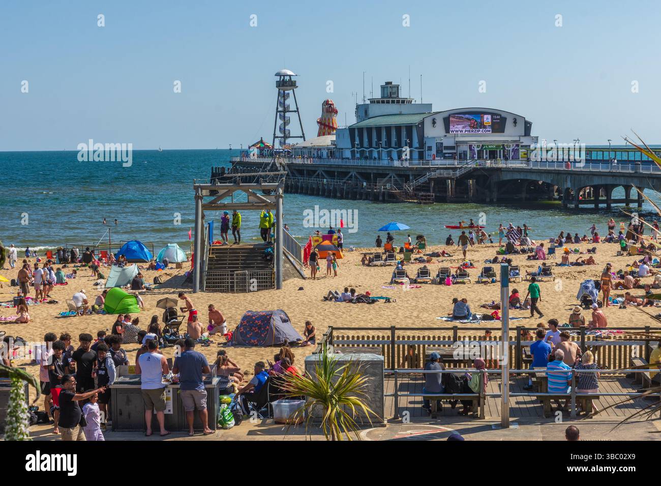 East Cliff Beach, Bournemouth, UK - May 17th 2025: Packed beach in ...