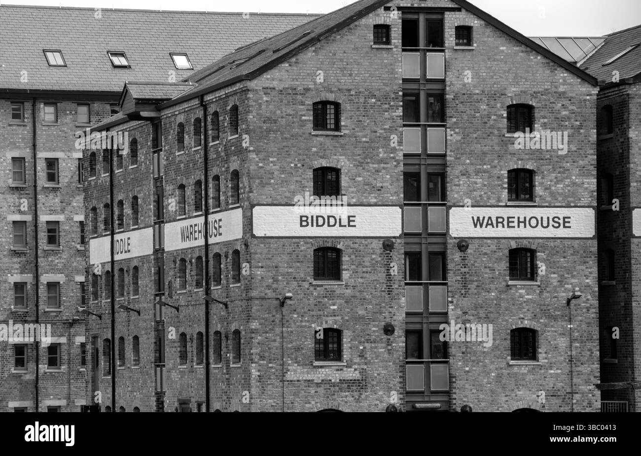 Old warehouses on the quay at Gloucester Docks Stock Photo - Alamy