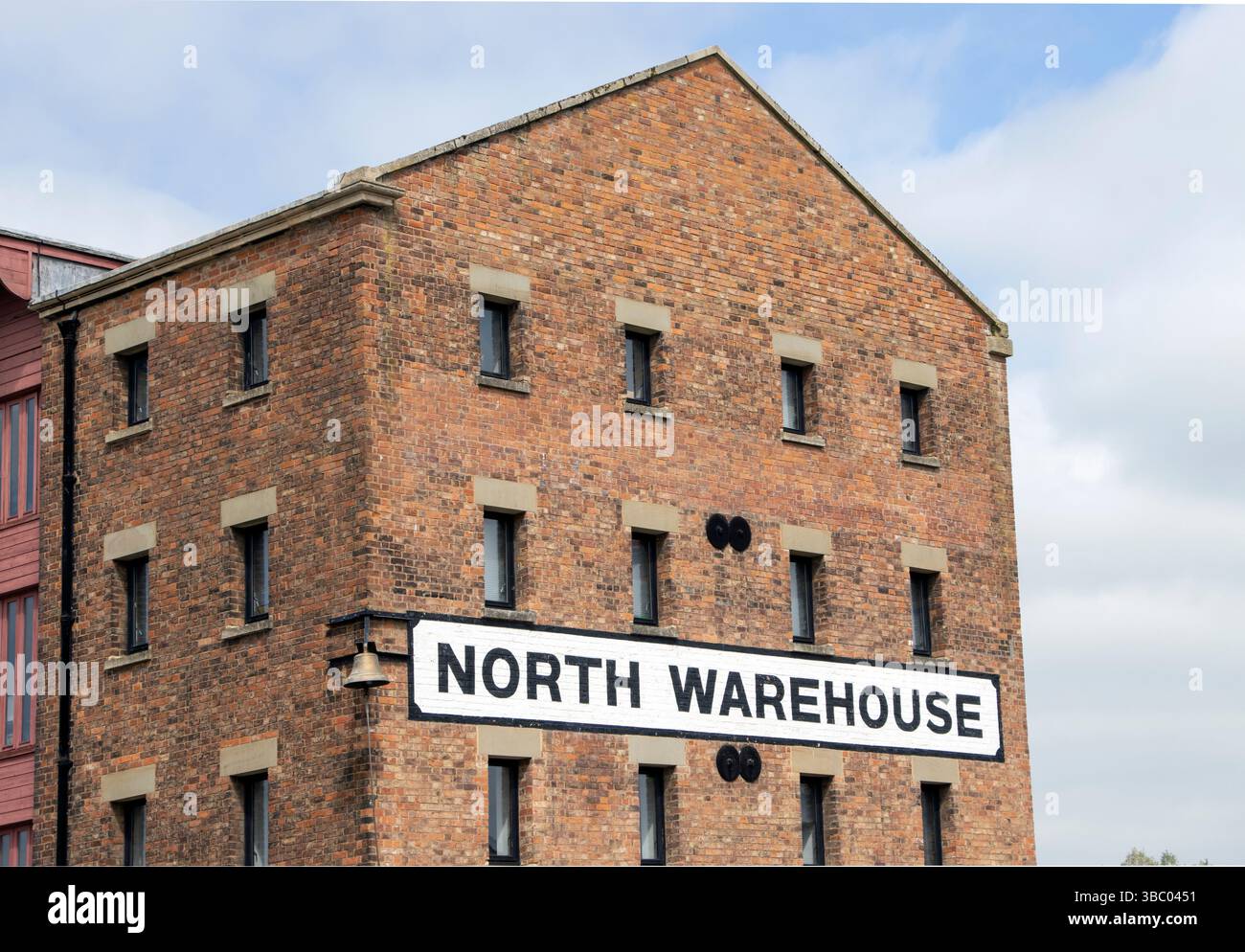 Old warehouses on the quay at Gloucester Docks Stock Photo - Alamy