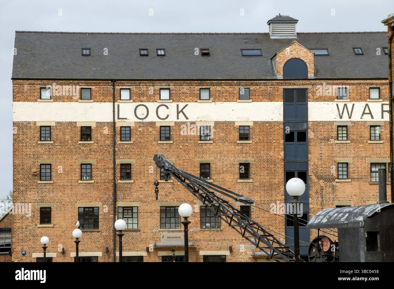 Old warehouses on the quay at Gloucester Docks Stock Photo - Alamy