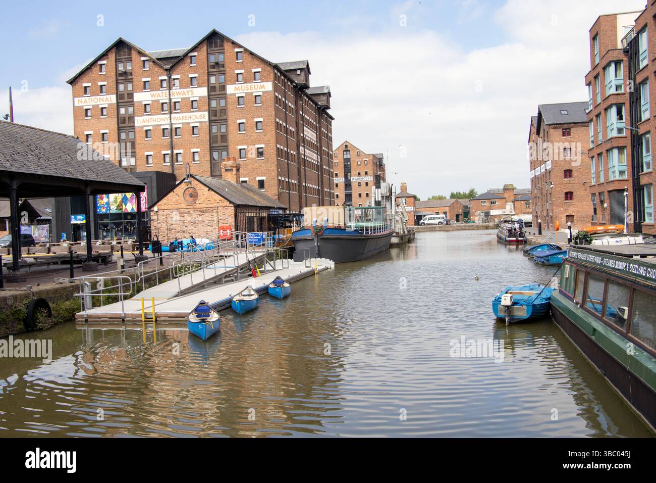 Old warehouses on the quay at Gloucester Docks Stock Photo - Alamy