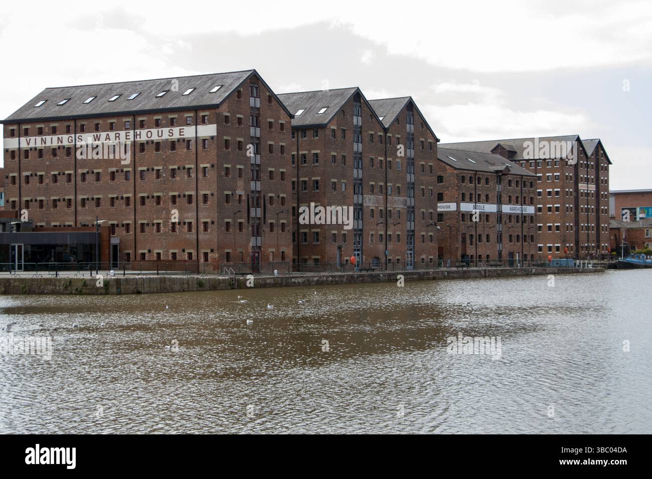 Old warehouses on the quay at Gloucester Docks Stock Photo - Alamy