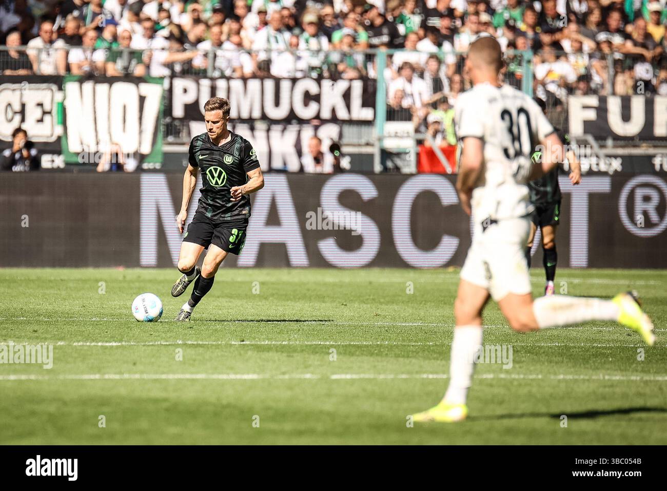 Yannick Gerhardt (VfL Wolfsburg #31) mit Ball -- 1. Fussball Bundesliga, Borussia M ...