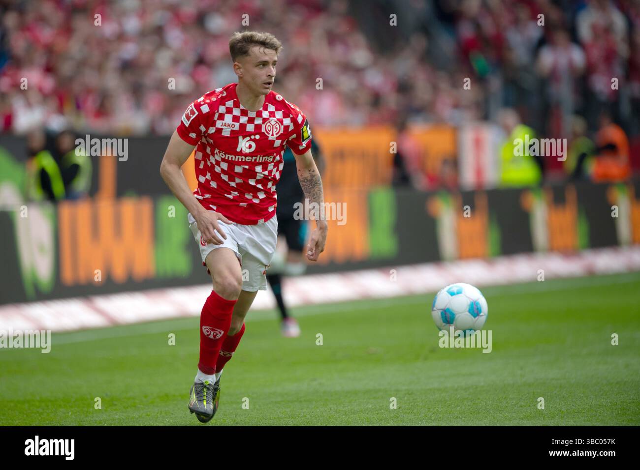 Mainz, Deutschland. 17th May, 2025. Nikolas VERATSCHNIG (MZ) action, individual action, 1.FSV ...