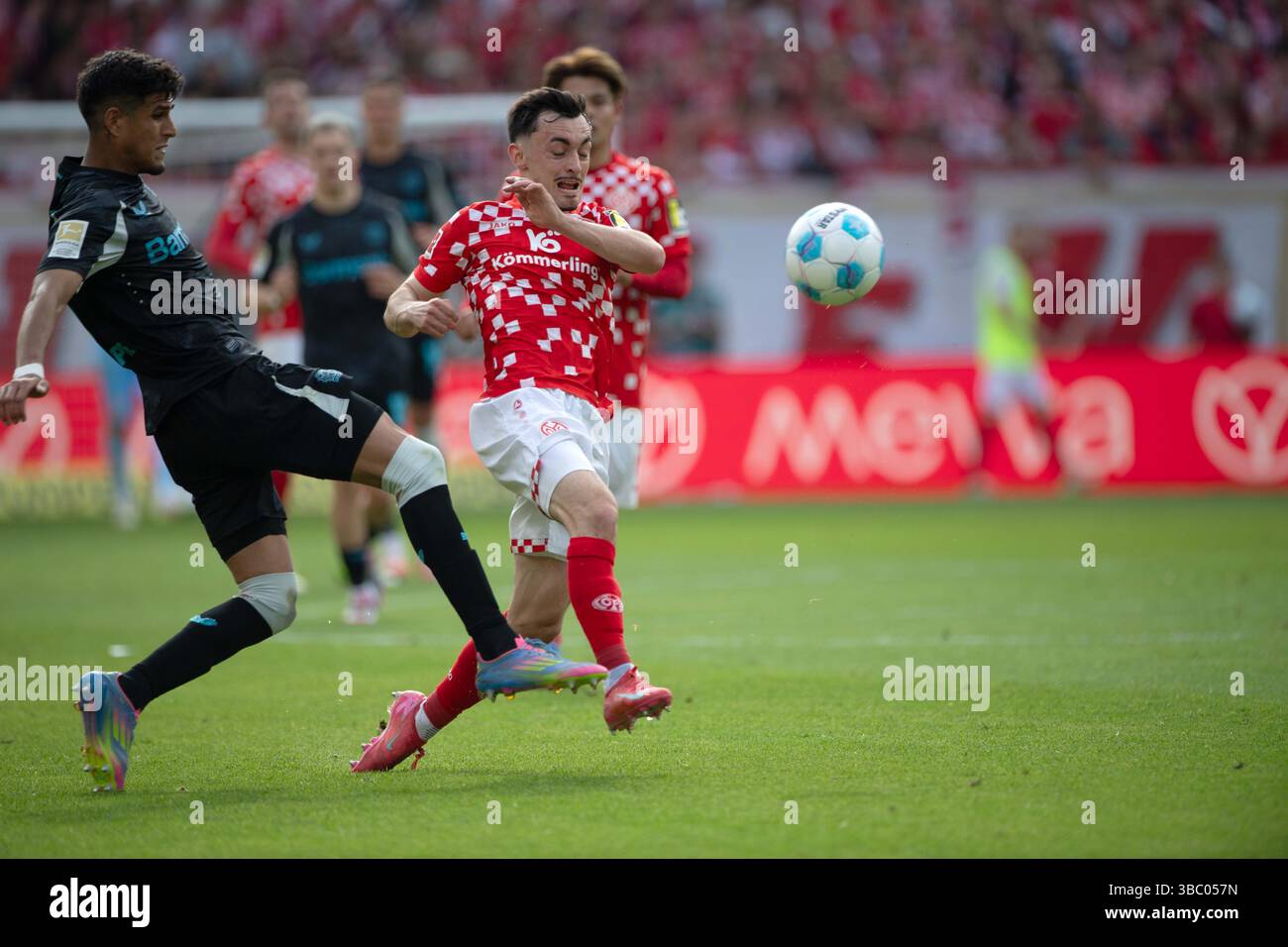 Mainz, Deutschland. 17th May, 2025. Paul NEBEL (MZ) versus Piero HINCAPIE (LEV) action, duels, 1 ...