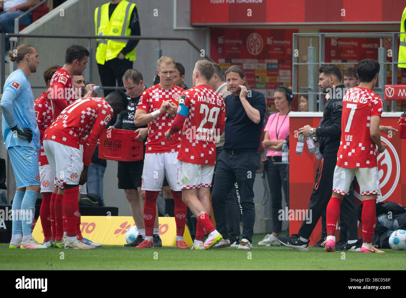 Mainz, Deutschland. 17th May, 2025. coach Bo HENRIKSEN (MZ) gives instructions, 1.FSV FSV FSV ...