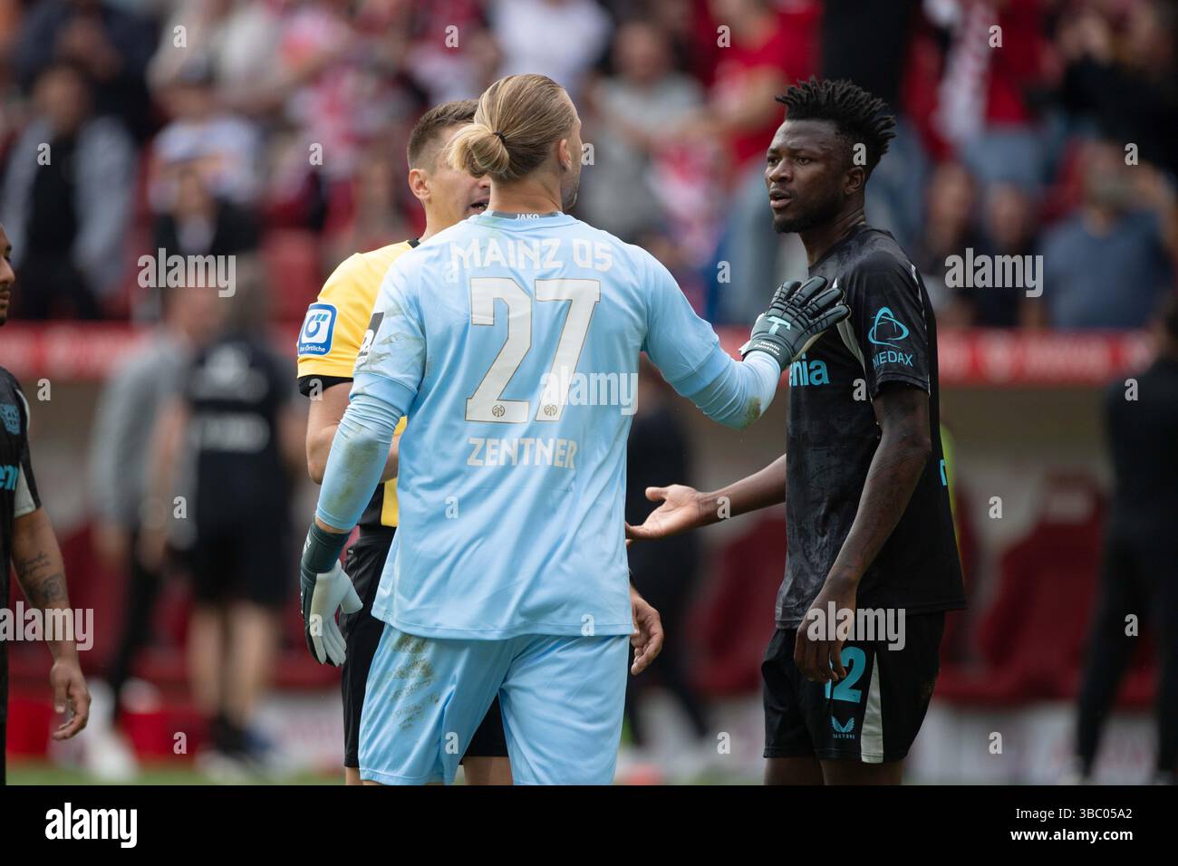 Mainz, Deutschland. 17th May, 2025. Goalkeeper Robin ZENTNER (MZ) discusses with Edmond TAPSOBA ...