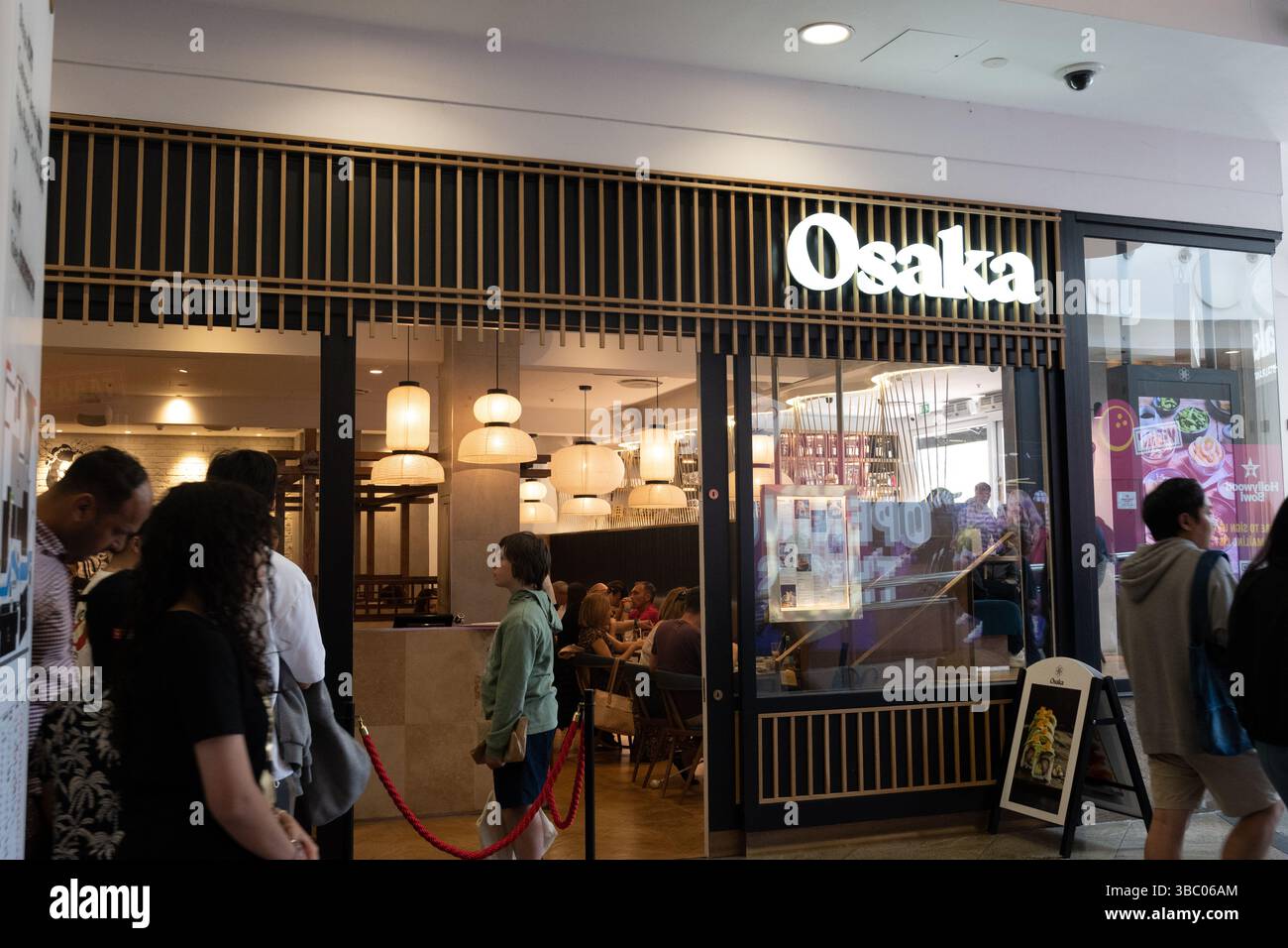 Japanese reading hi-res stock photography and images - Alamy