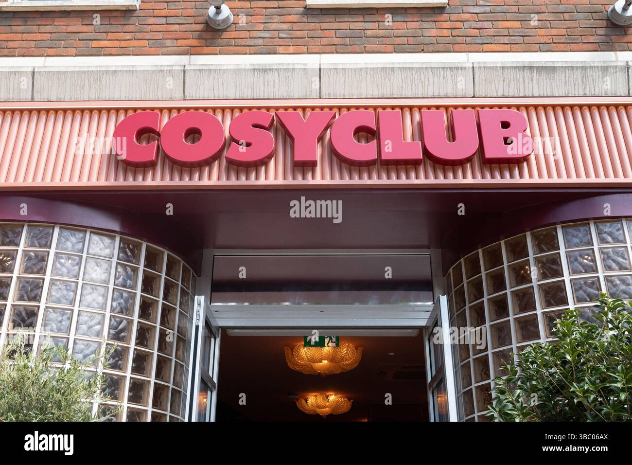 Cosy club hi-res stock photography and images - Alamy