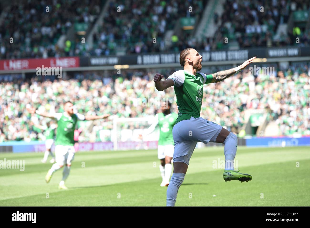 Hibs goal maker martin boyle celebrates kieron bowie goal hi-res stock ...