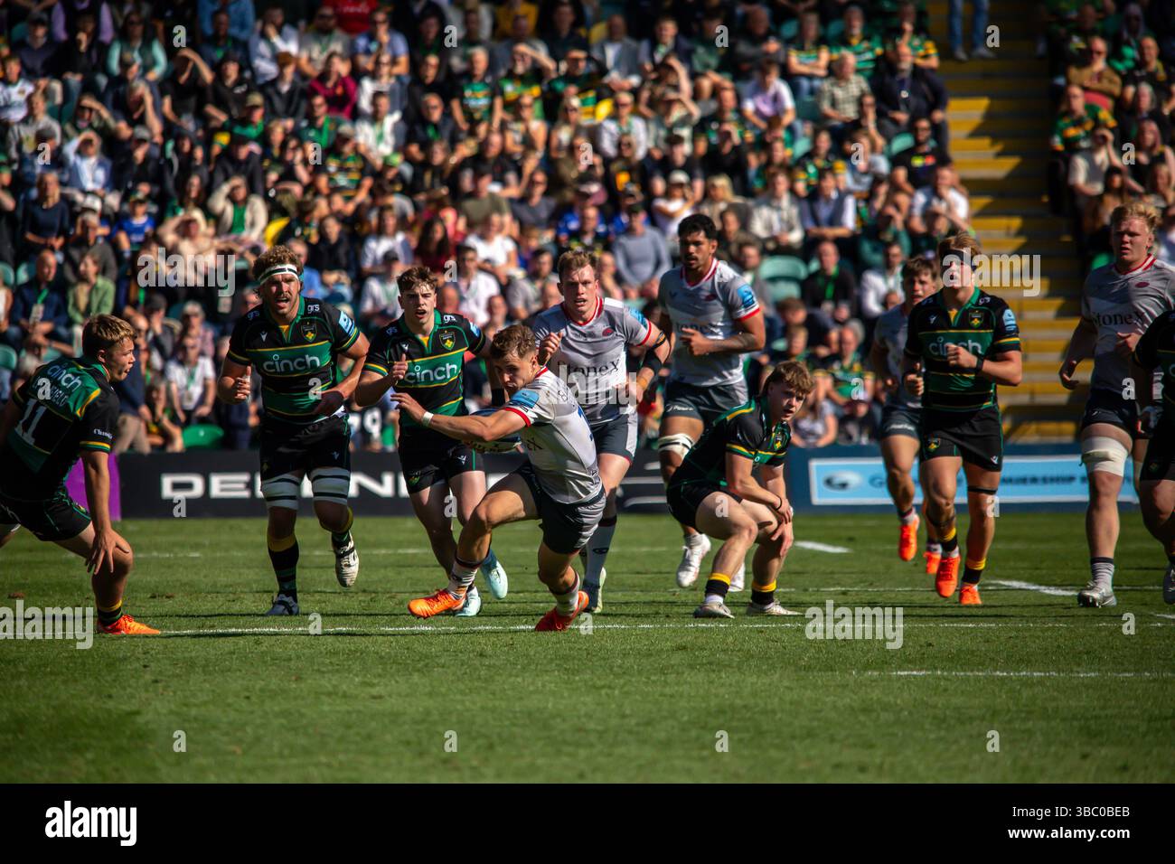 Sarries defence hi-res stock photography and images - Alamy