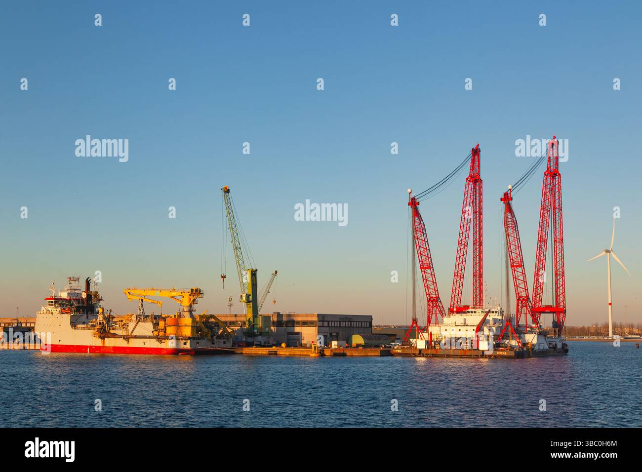 A huge floating crane in the seaport Stock Photo - Alamy