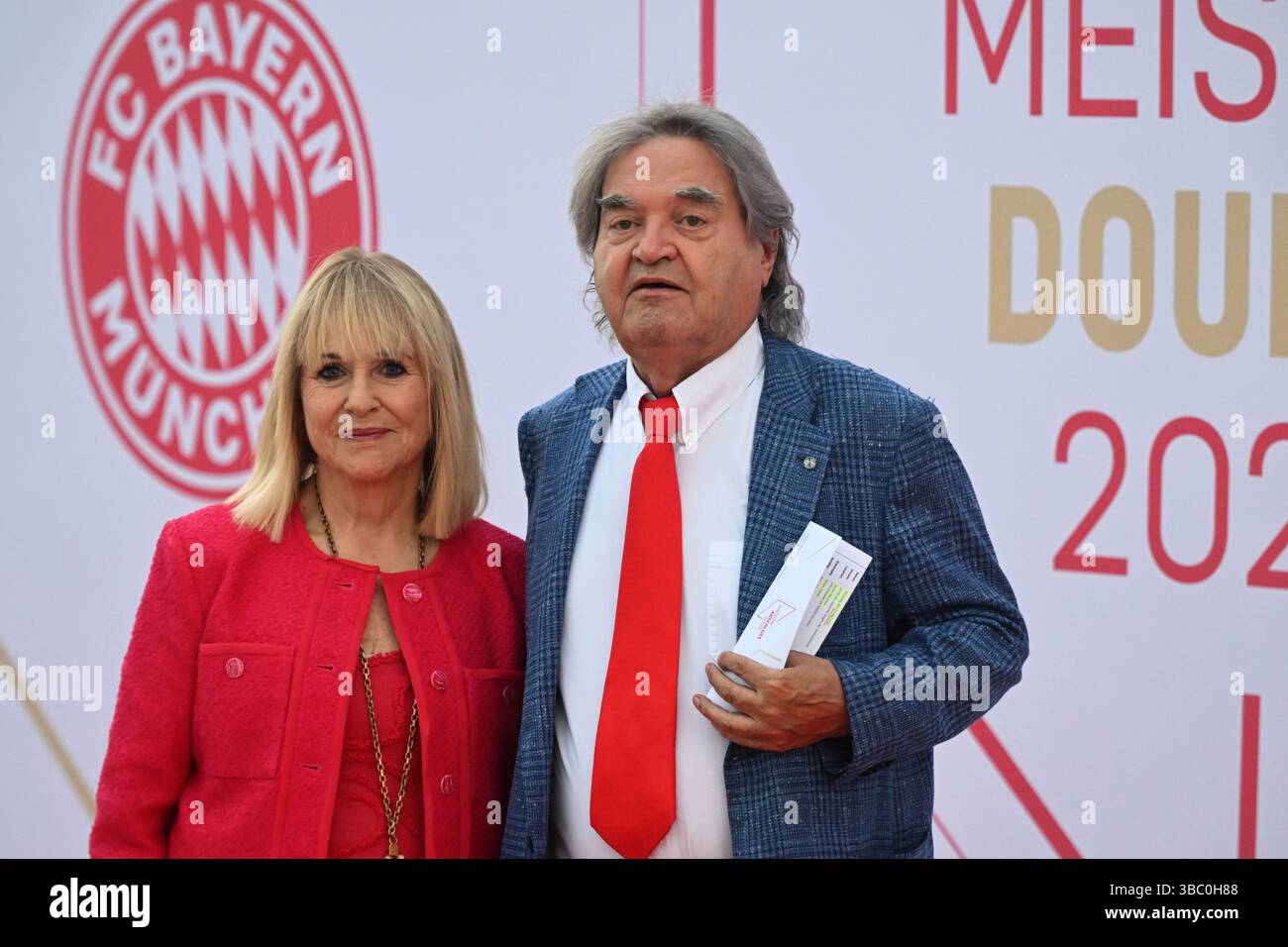 Munich, Germany. 17th May, 2025. Soccer: Bundesliga: Patricia Riekel and Helmut Markwort attend ...