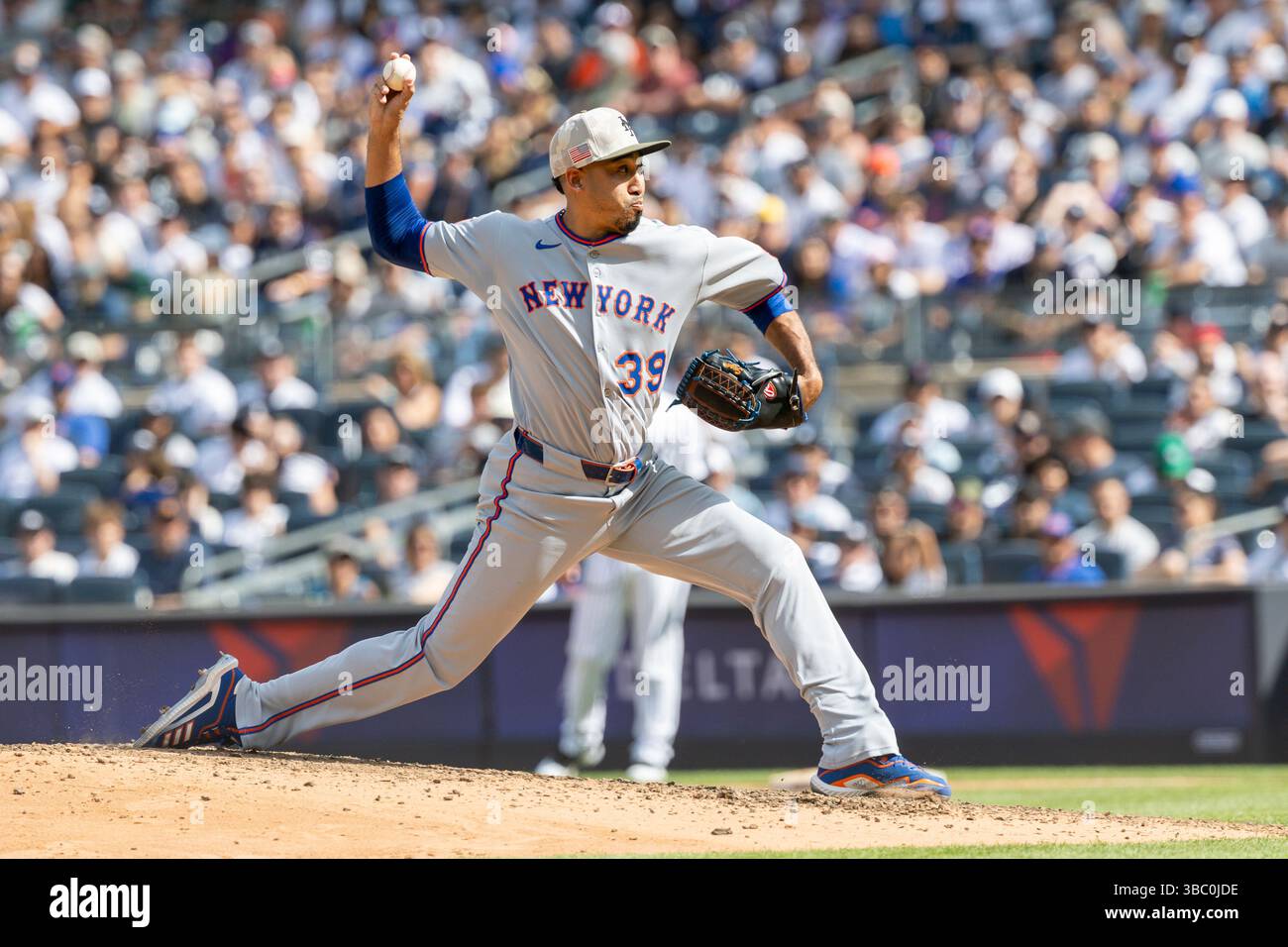 BRONX, NY - MAY 17: New York Mets pitcher Edwin Díaz (39) throws a ...