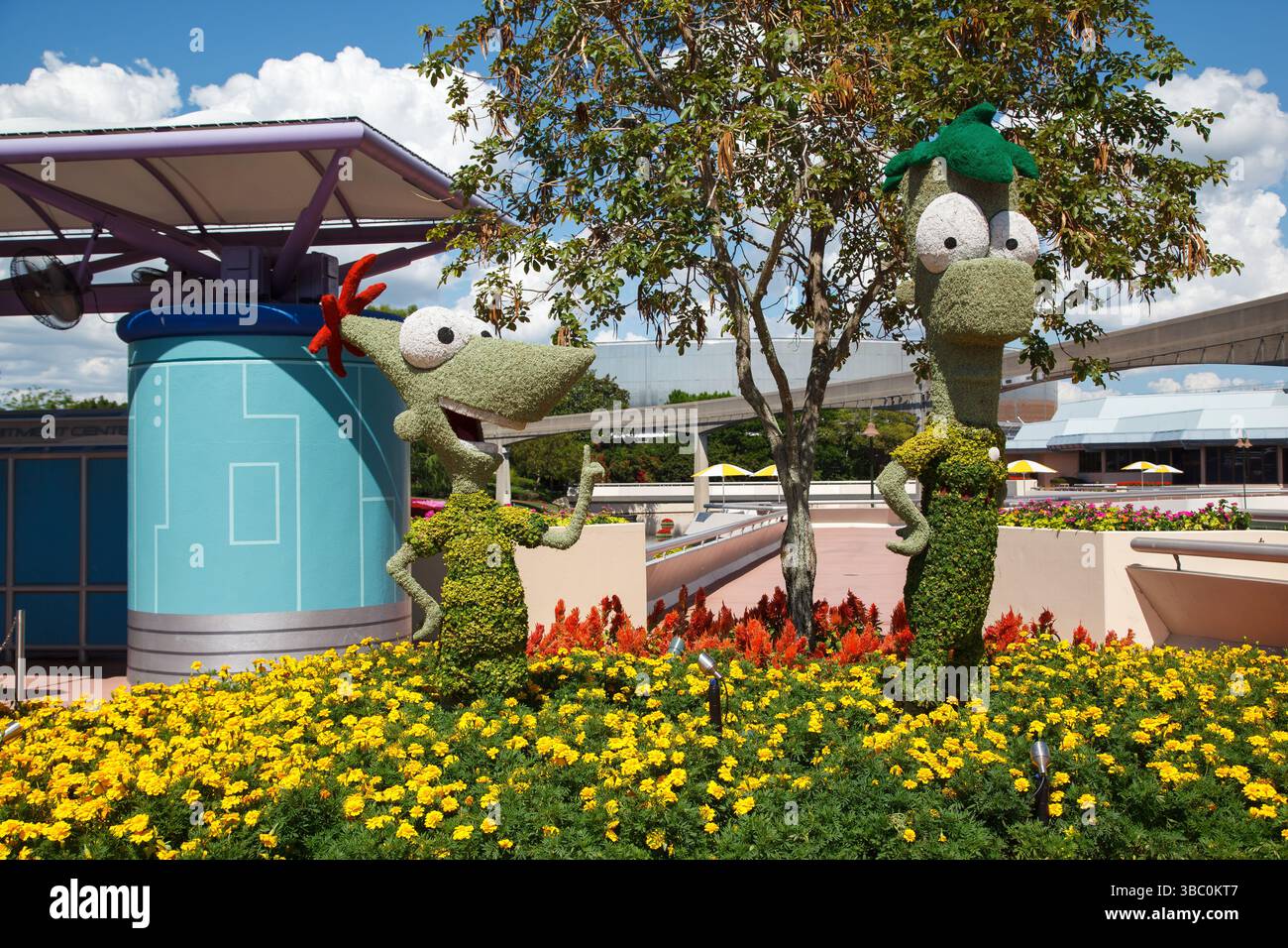 Disney world characters hi-res stock photography and images - Alamy