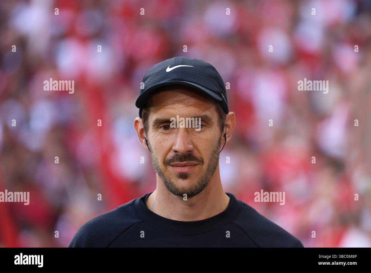 Freiburg, Deutschland. 17th May, 2025. Cheftrainer/Coach Julian ...