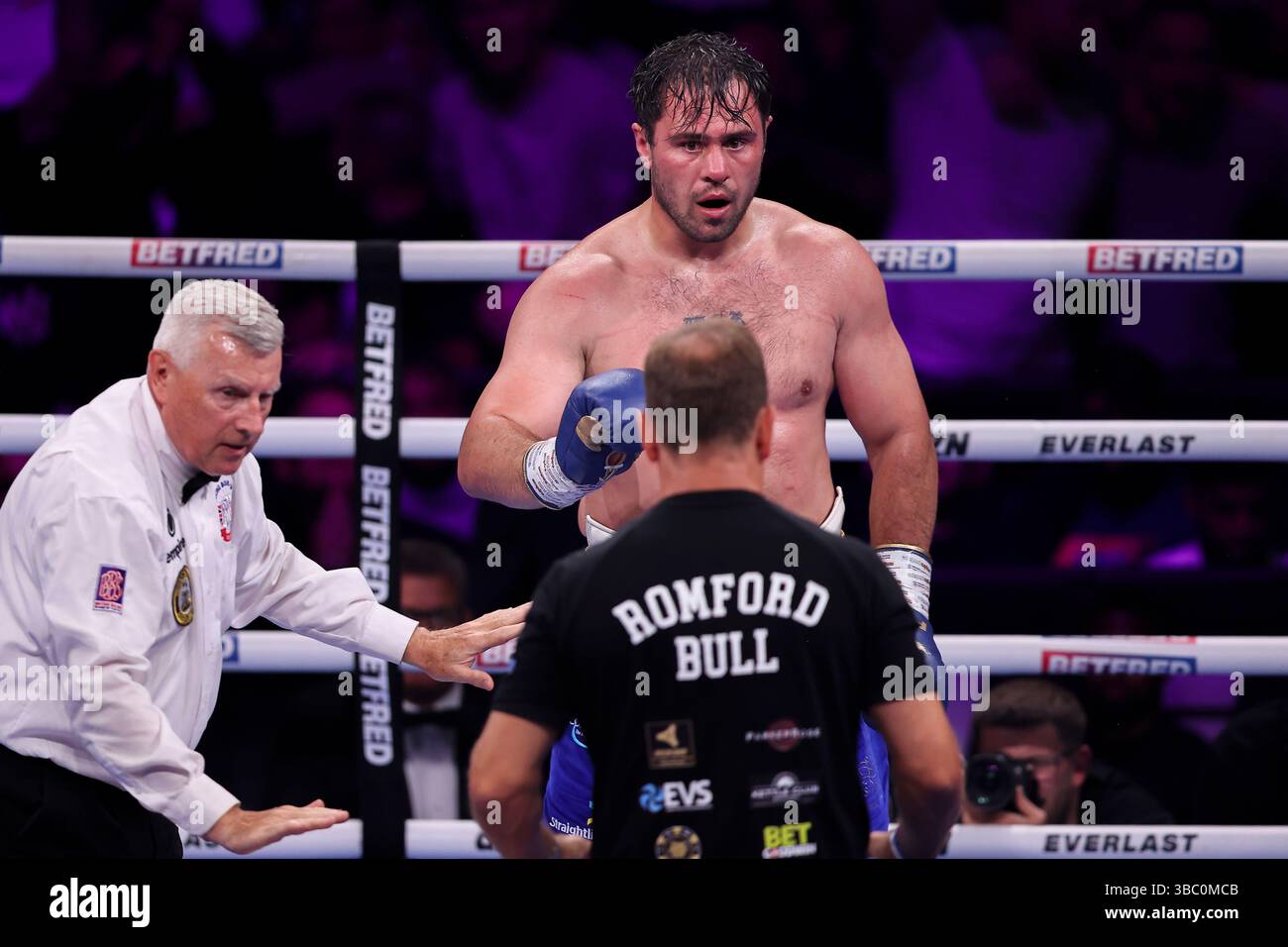 Copper Box Arena, London, UK. 17th May, 2025. WBA Intercontinental Heavyweight Boxing Title ...