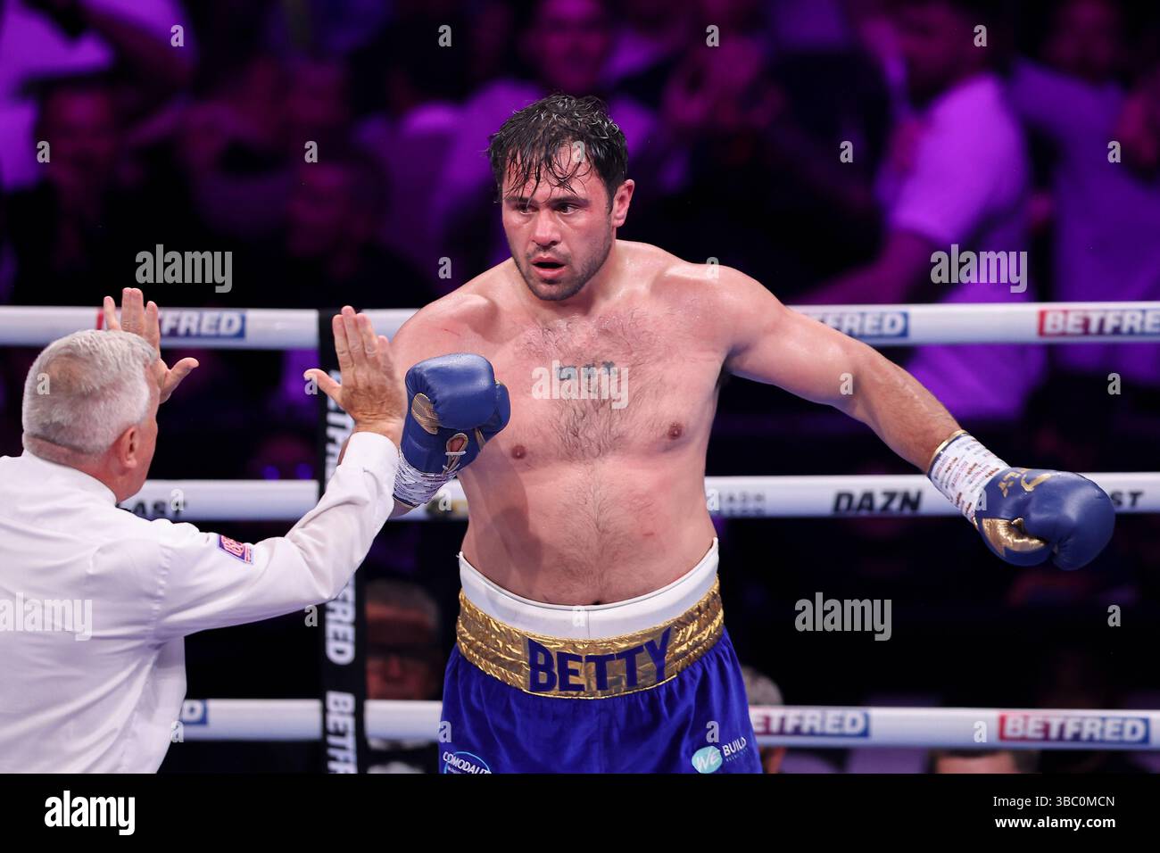 Copper Box Arena, London, UK. 17th May, 2025. WBA Intercontinental Heavyweight Boxing Title ...