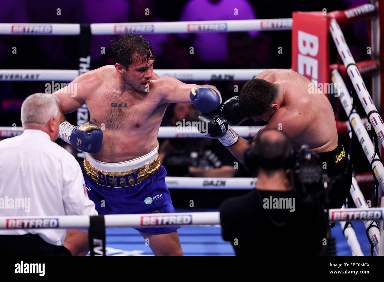 Copper Box Arena, London, UK. 17th May, 2025. WBA Intercontinental ...