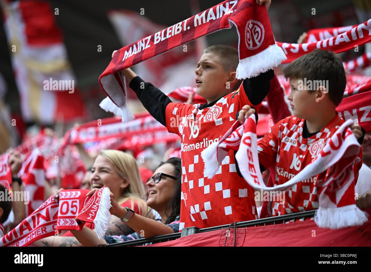 Mainz, Germany. 17th May, 2025. Fussball 1. Bundesliga 34. Spieltag 1. FSV Mainz 05 - Bayer 04 ...