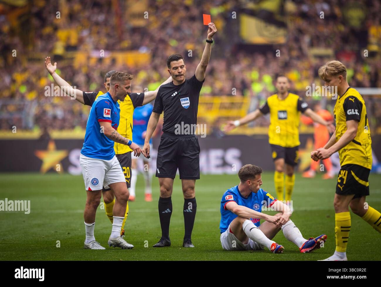 Dortmund, Germany. 17th Mai 2025.. Schiedsrichter Harm Osmers zeigt ...