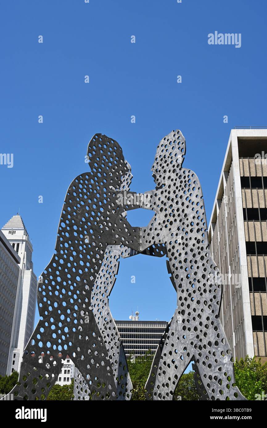 LOS ANGELES, CALIFORNIA - 9 MAY 2025: The Molecule Man sculpture in the ...