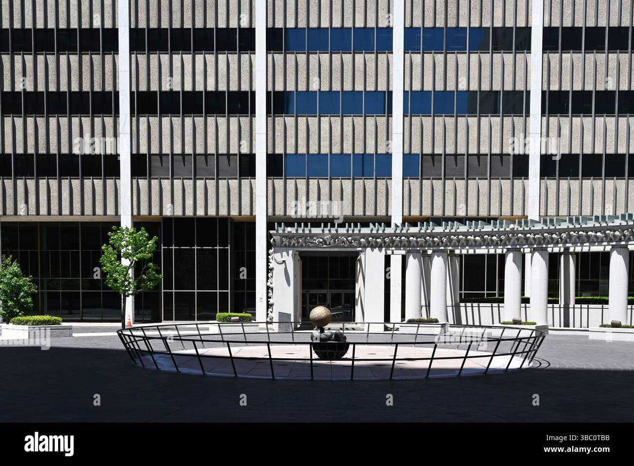 LOS ANGELES, CALIFORNIA - 9 MAY 2025: Roybal Federal Building Park in ...