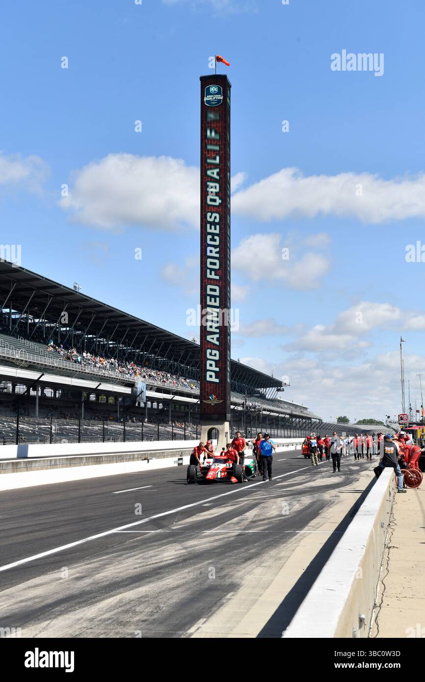 INDIANAPOLIS, IN - MAY 17: The crew for Robert Shwartzman (#83 Prema ...