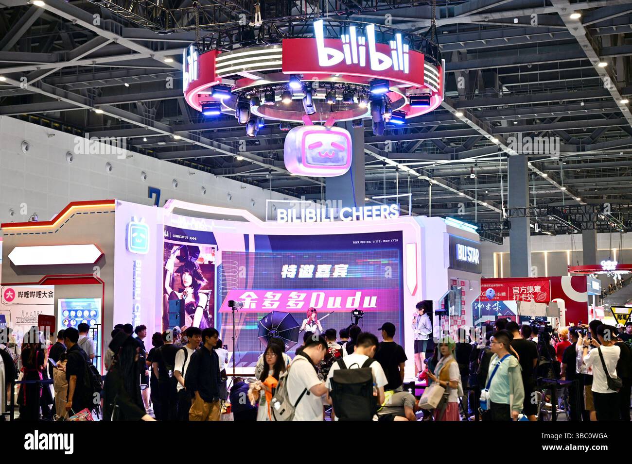 Hangzhou, China. 17th May, 2025. HANGZHOU, CHINA - MAY 17, 2025 - Visitors visited the 31st ...