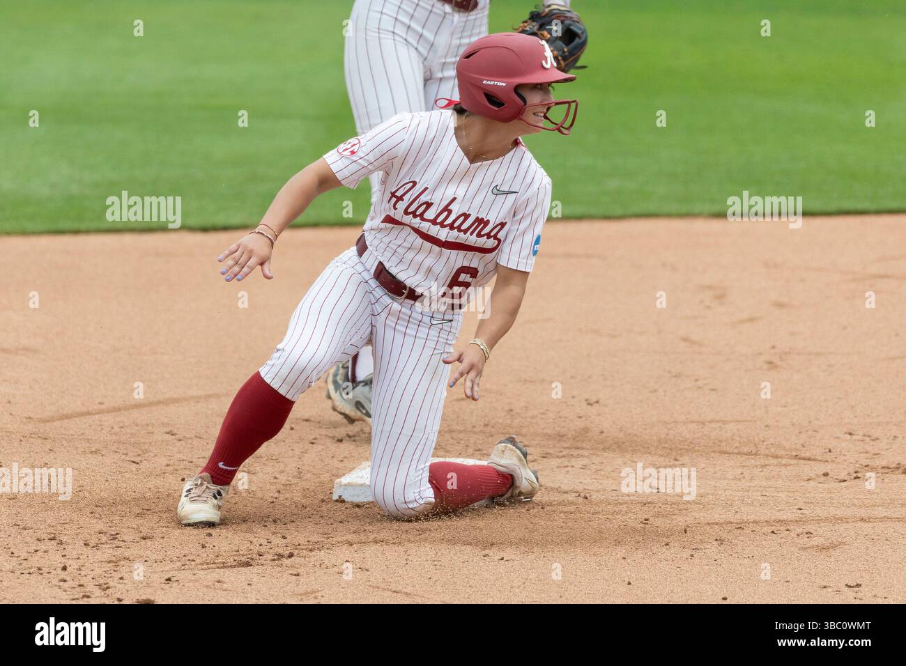 Alabama outfielder Kinley Pate (6) advances to second on an error ...