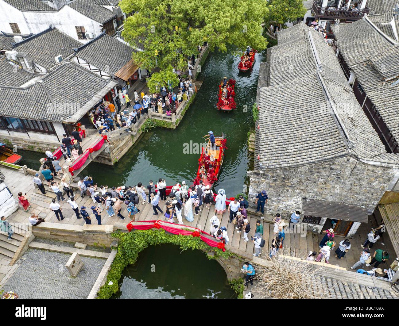 Newly weds take a boat parade during a Song-Dynasty-style group wedding ...