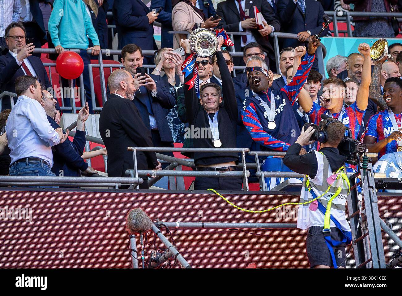 Crystal Palace WIN Crystal Palace lift the trophy, Crystal Palace ...