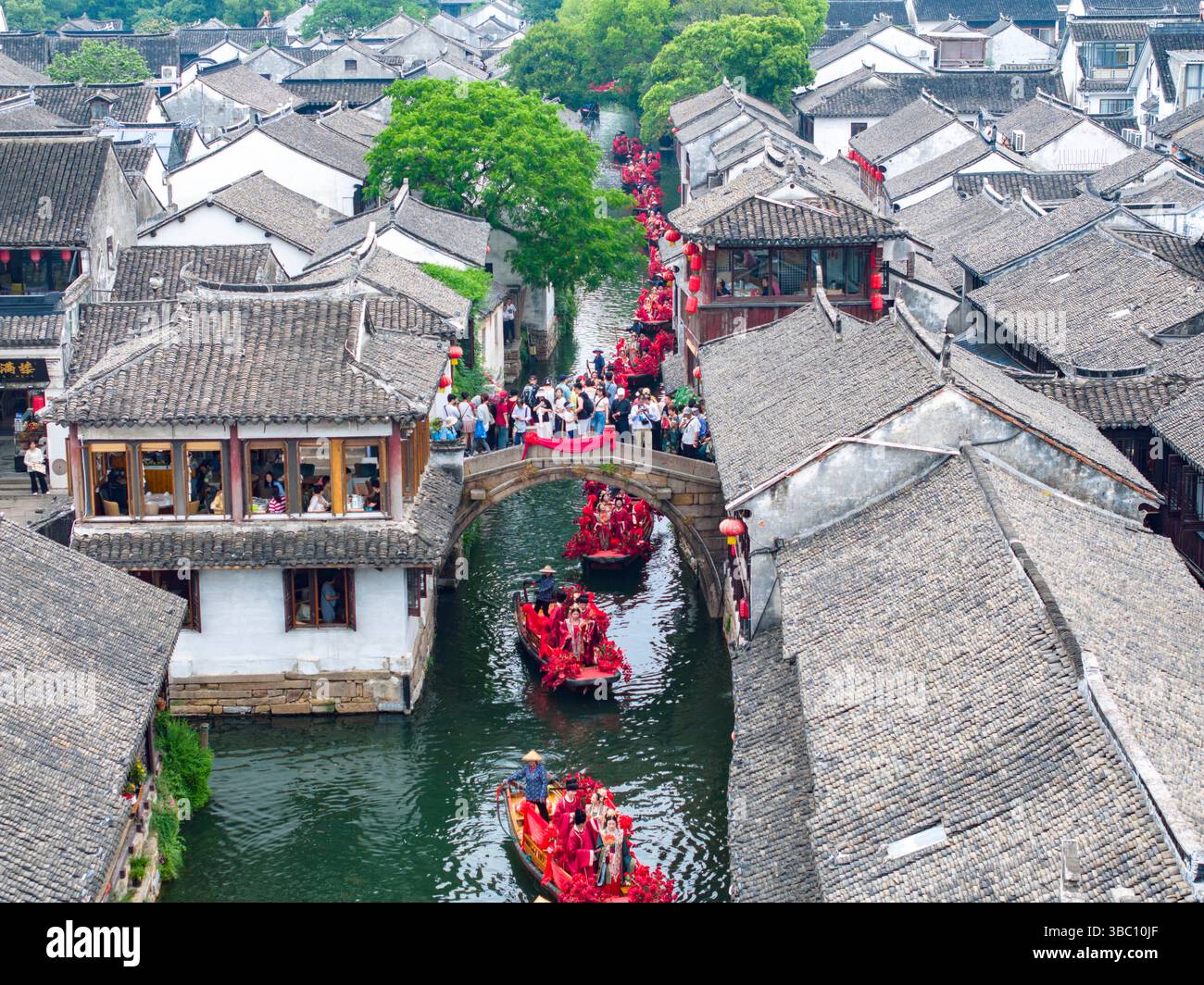 Newly weds take a boat parade during a Song-Dynasty-style group wedding ...