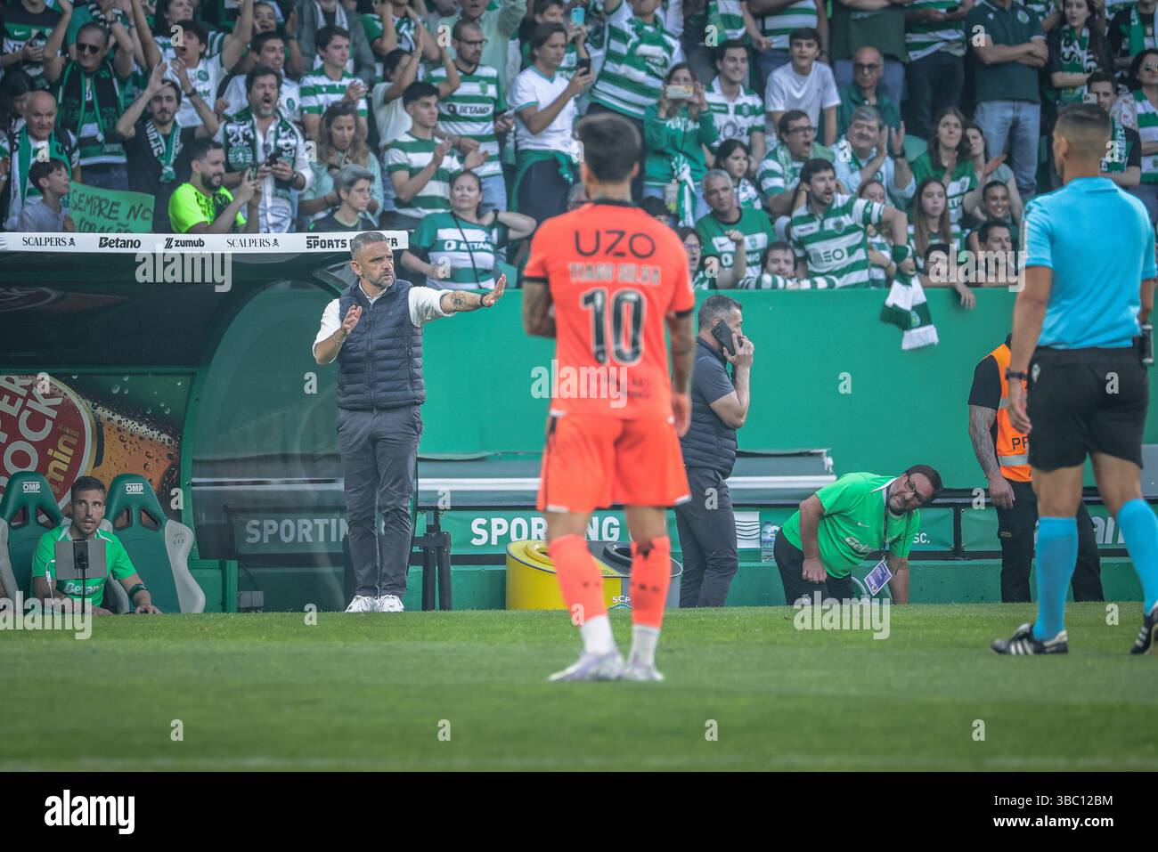 Rui Manuel Borges giving tactical instructions to his players during ...