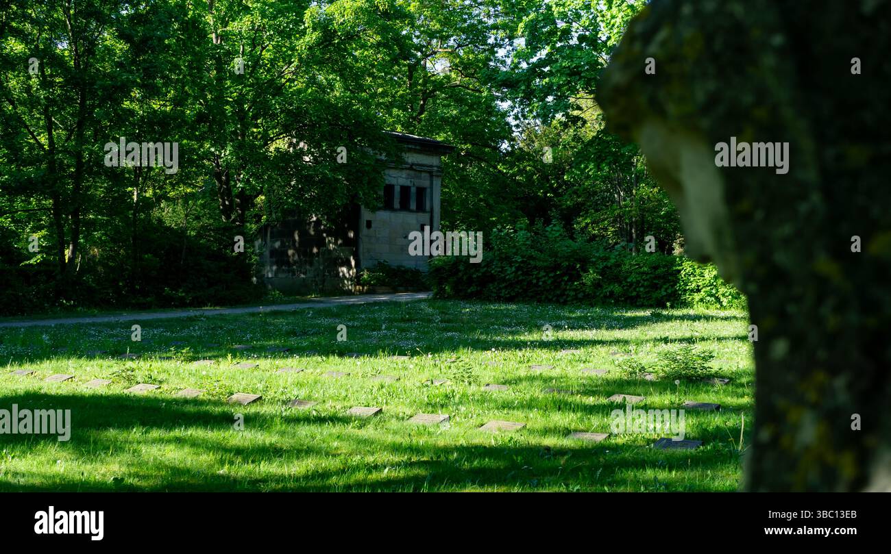 Georgen-Parochial Cemetery II in Berlin with soldiers’ graves and a ...