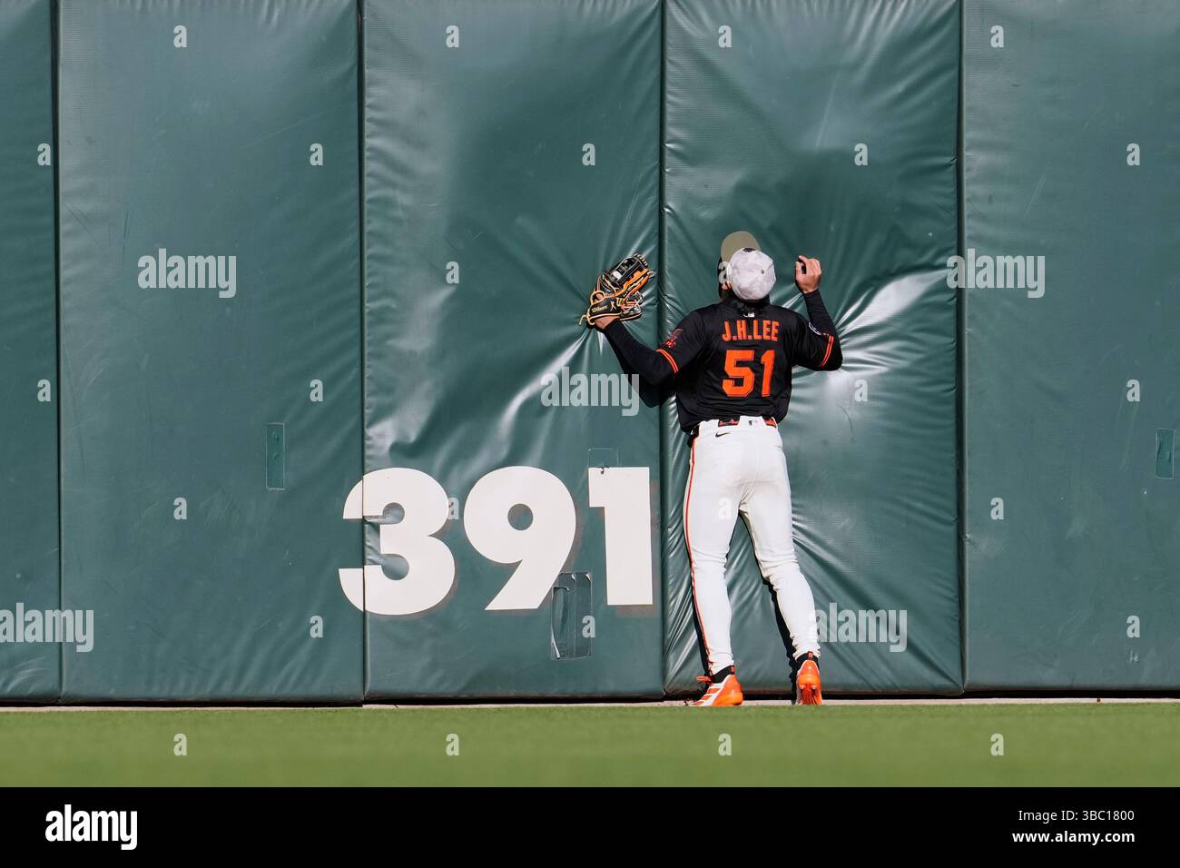 San Francisco Giants center fielder Jung Hoo Lee runs into the wall ...
