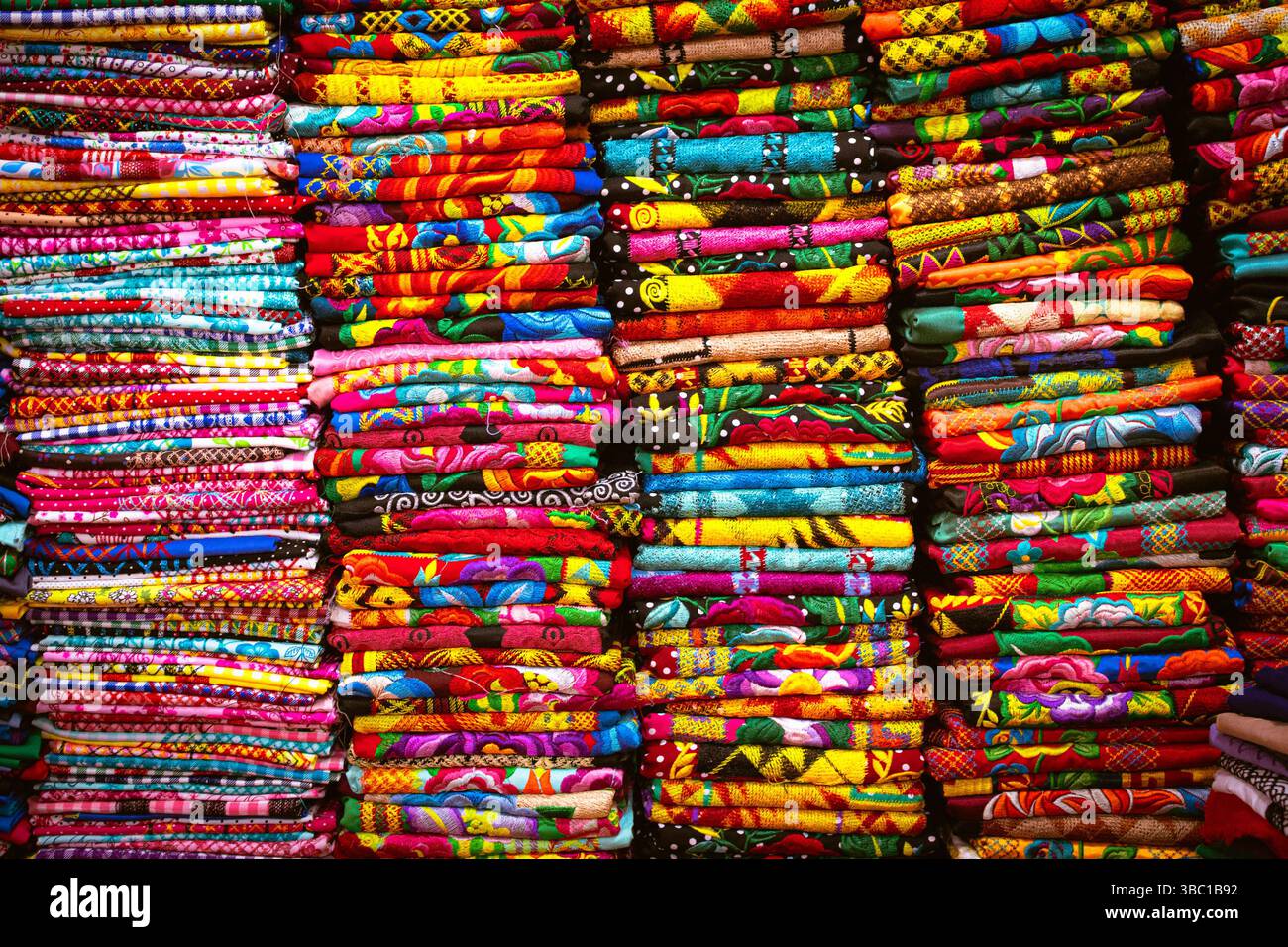 Huipiles hi-res stock photography and images - Alamy
