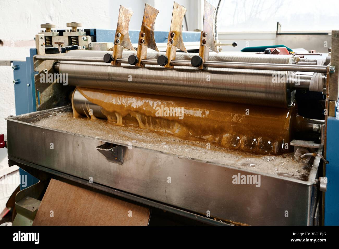 Innovative glue-spreading machine efficiently applying hot adhesive in ...