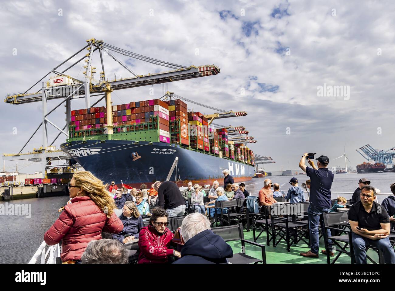 Container ship TIHAMA from Hapag Lloyd. With a length of 400 metres ...