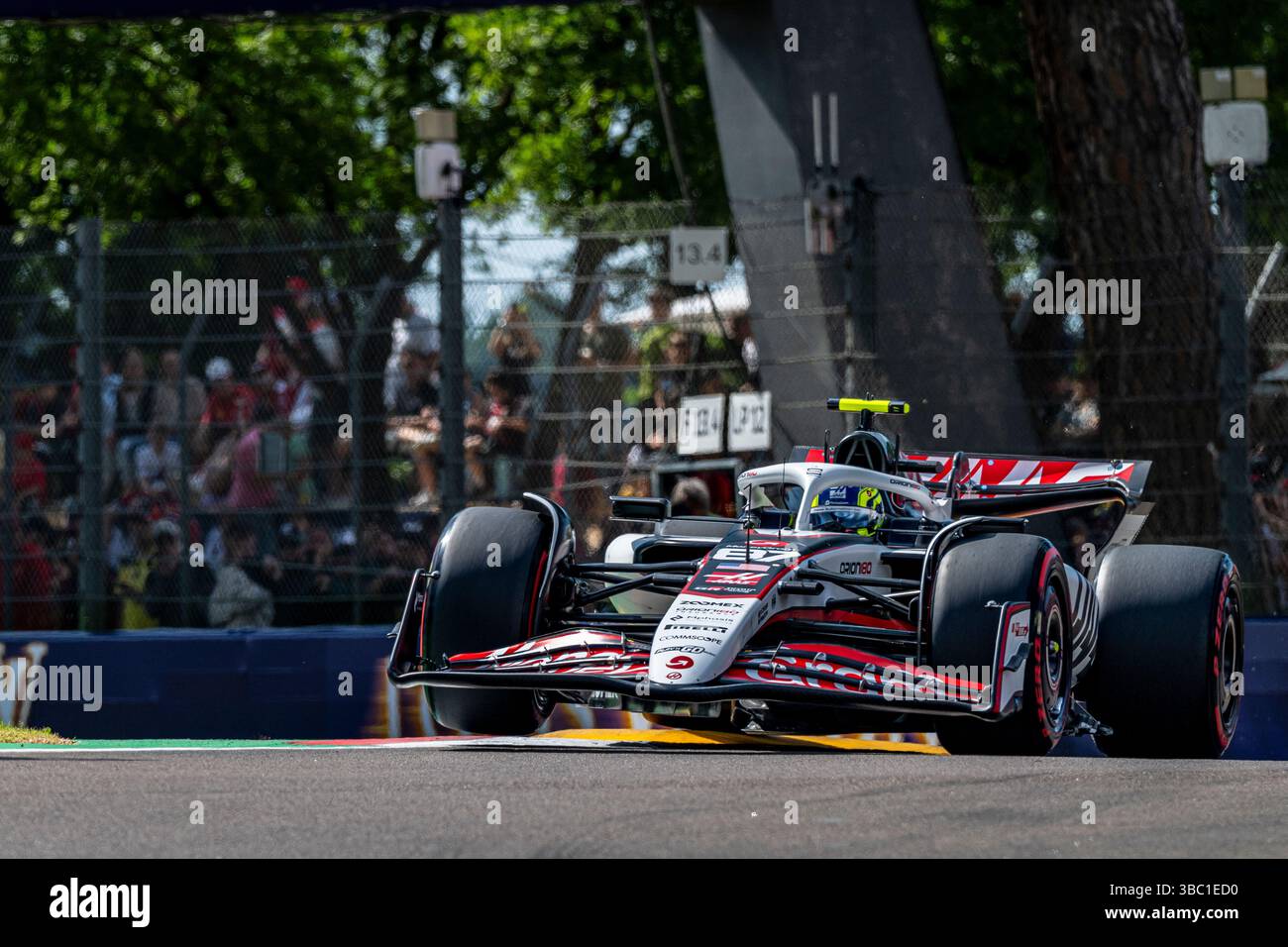 #87 Oliver Bearman (GBR) Moneygram Haas F1 (USA) Haas VF-25/Ferrari ...