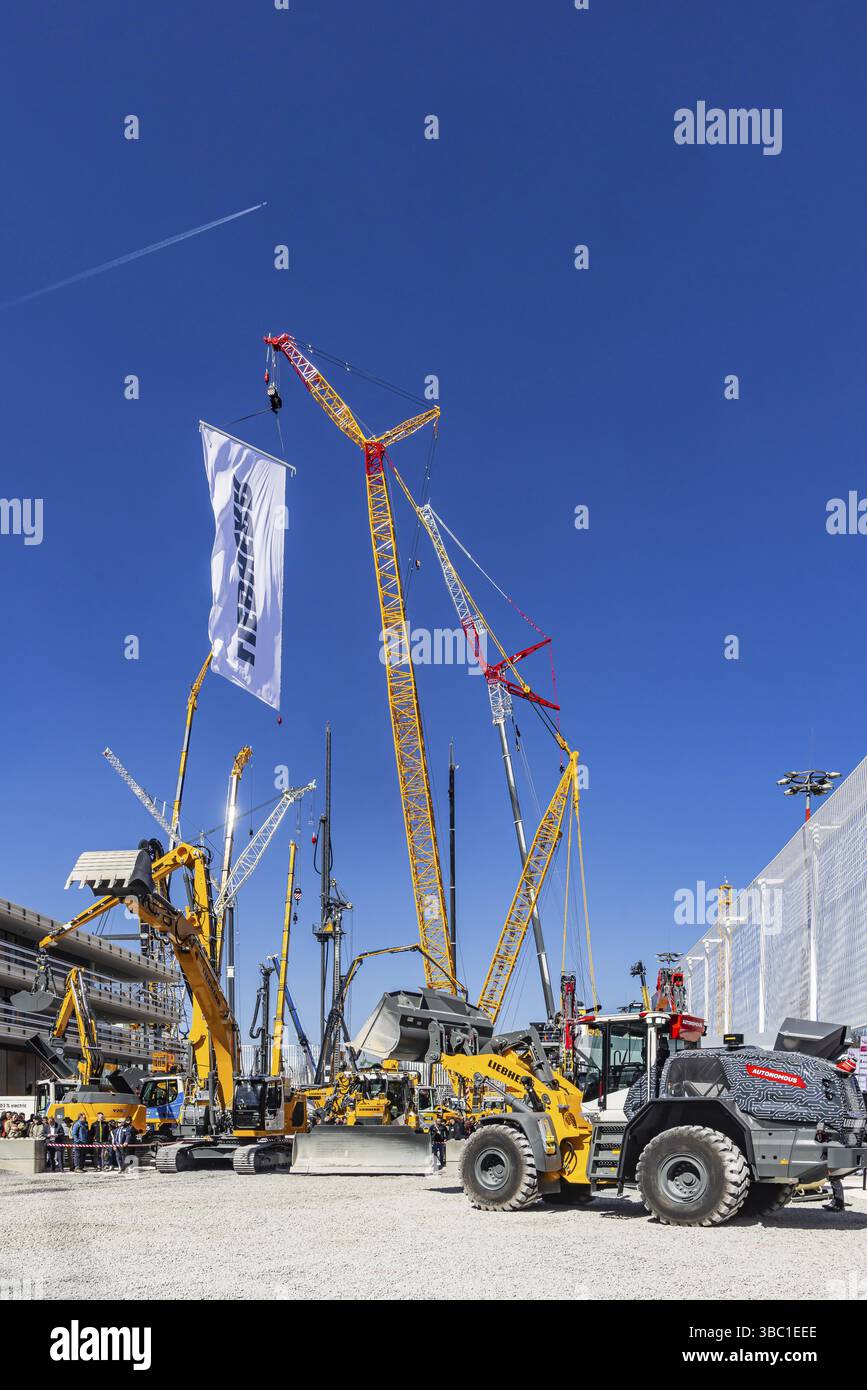 LG 1800-1.0 lattice boom crane with a maximum lifting height of 204 ...