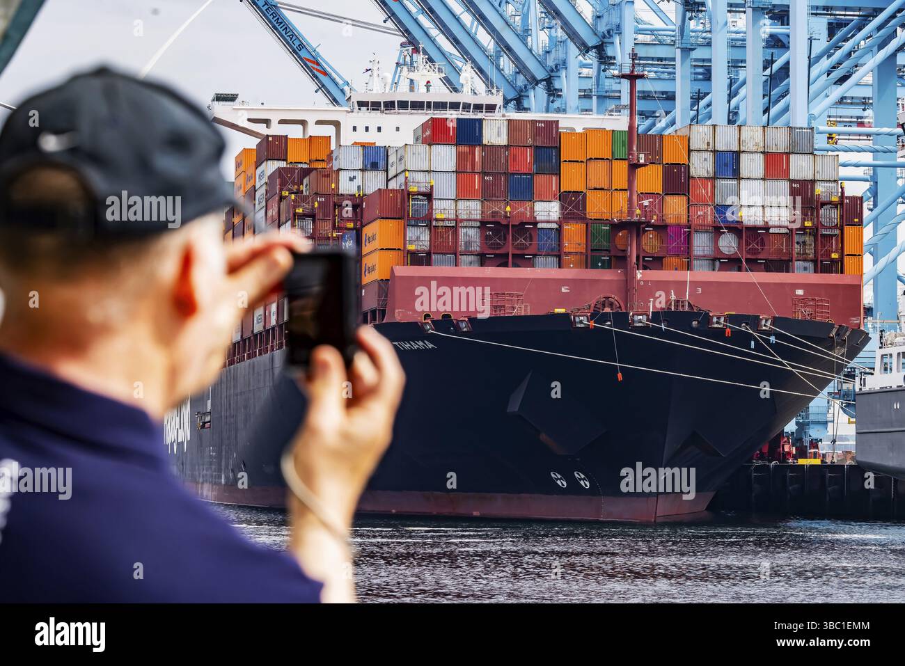 Container ship TIHAMA from Hapag Lloyd. With a length of 400 metres, the ULCV is one of the ...