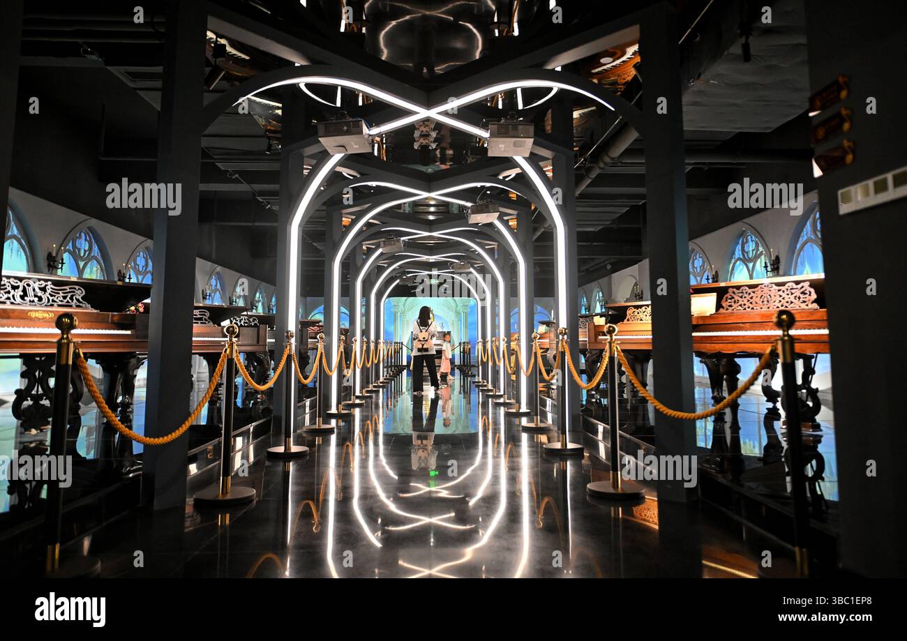 (250518) -- BEIJING, May 18, 2025 (Xinhua) -- People visit the Chengdu ...