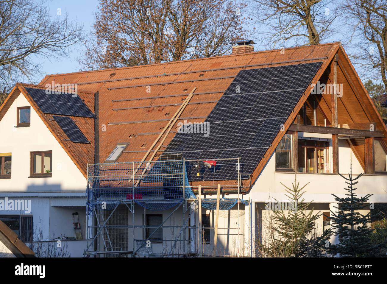 Construction of a photovoltaic system on a two-family house, Bavaria ...