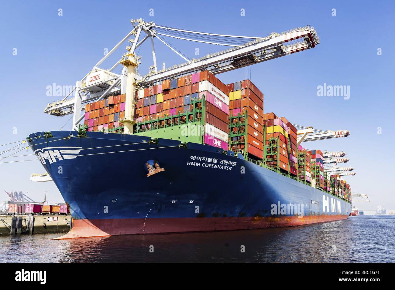 The container ship HMM Copenhagen has a length of 399.9 metres. RWG ...
