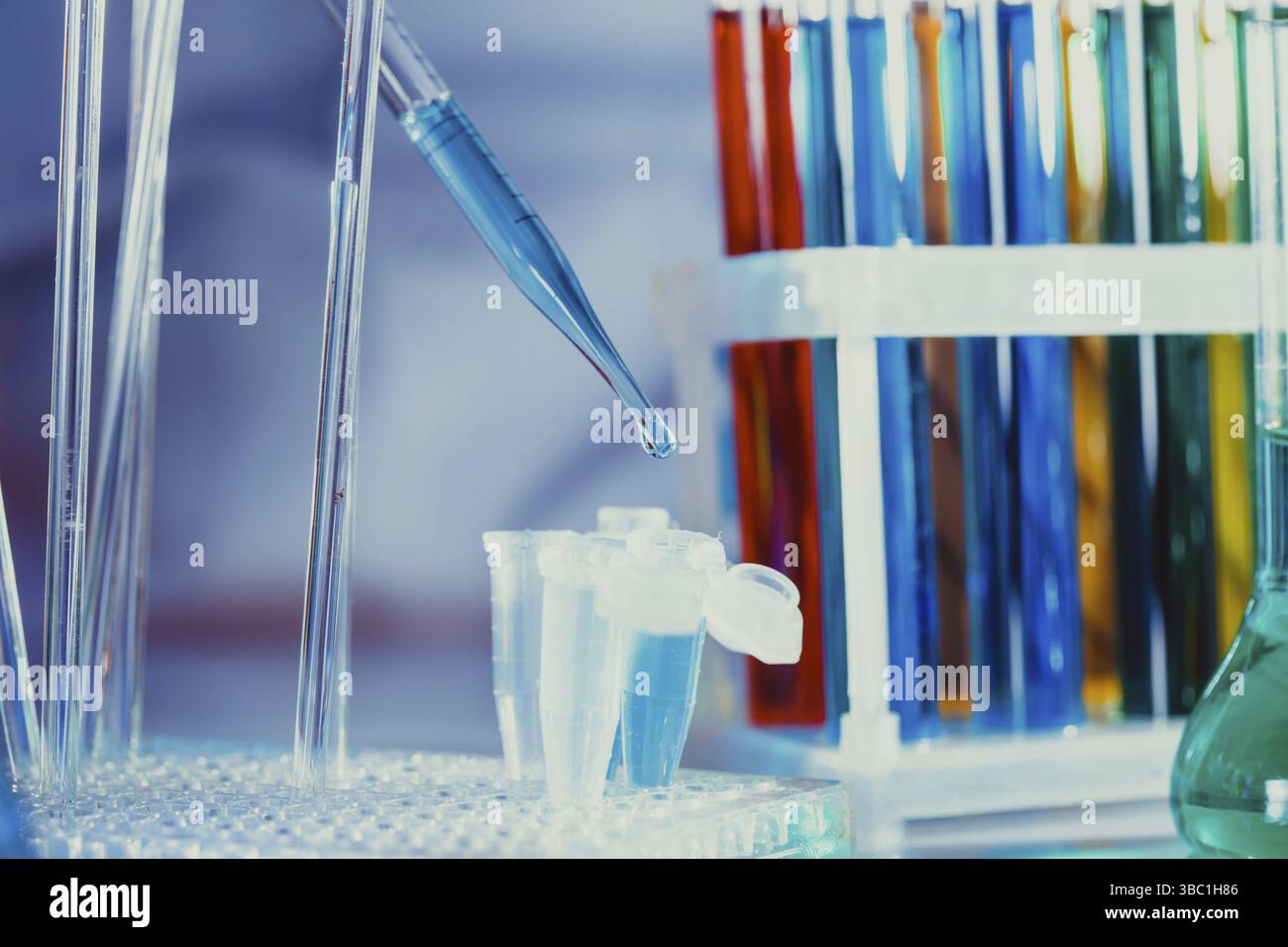 Scientist holds pipette drops hi-res stock photography and images - Alamy