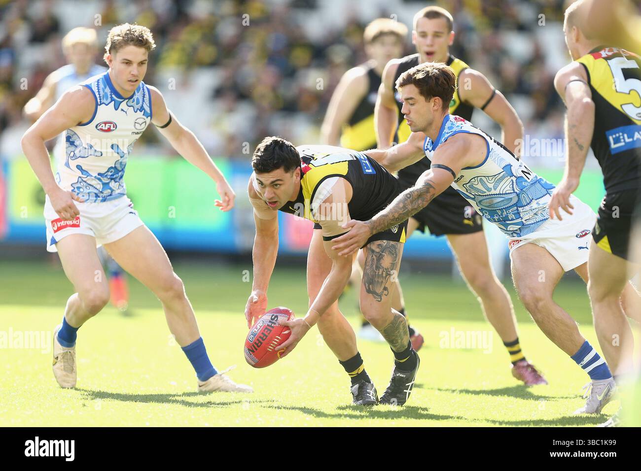 Melbourne, Australia. 18th May, 2025. Tim Taranto of the Tigers gathers ...