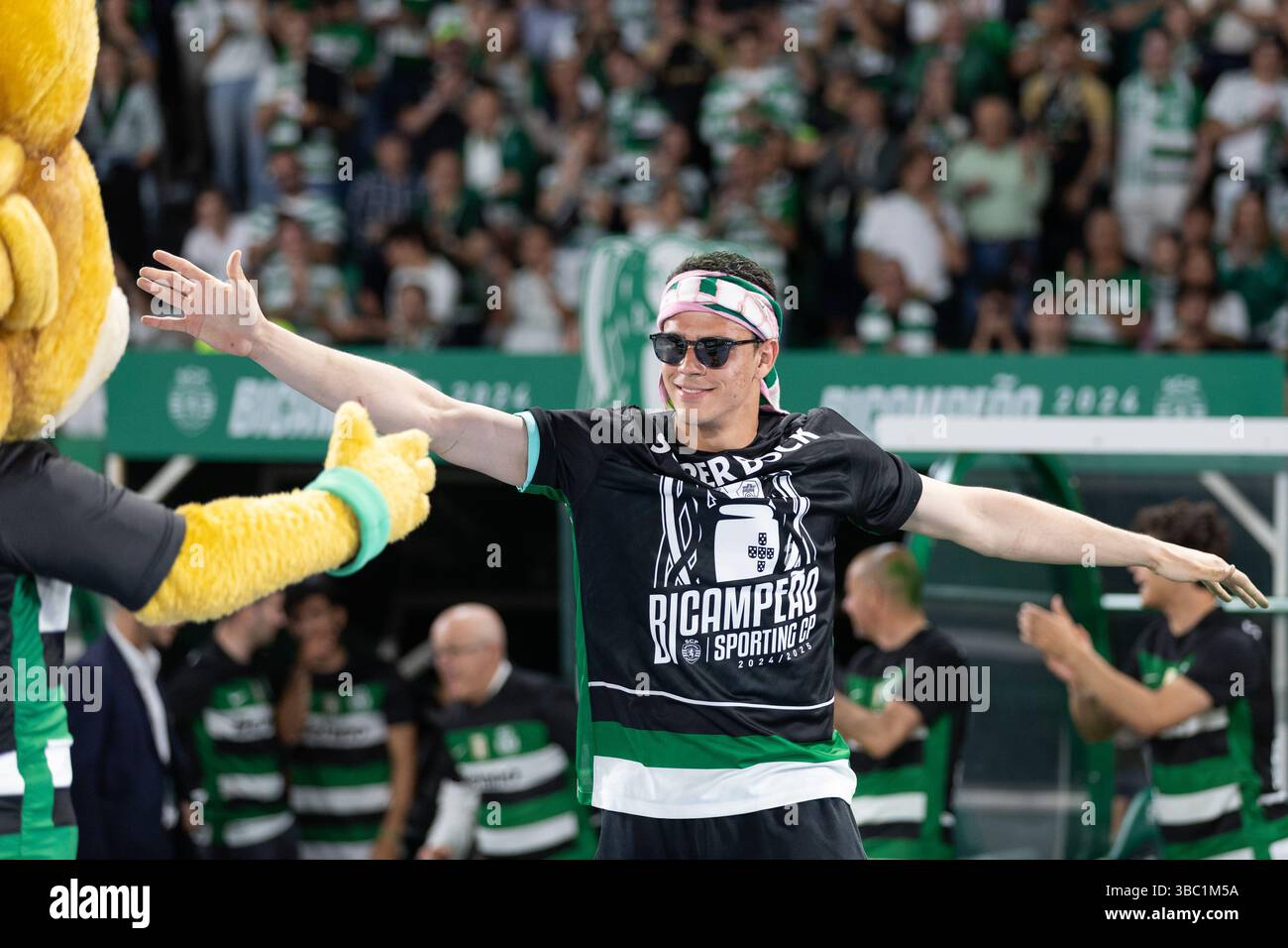 Lisbon, Lisbon, Portugal. 17th May, 2025. Sporting goalkeeper from ...