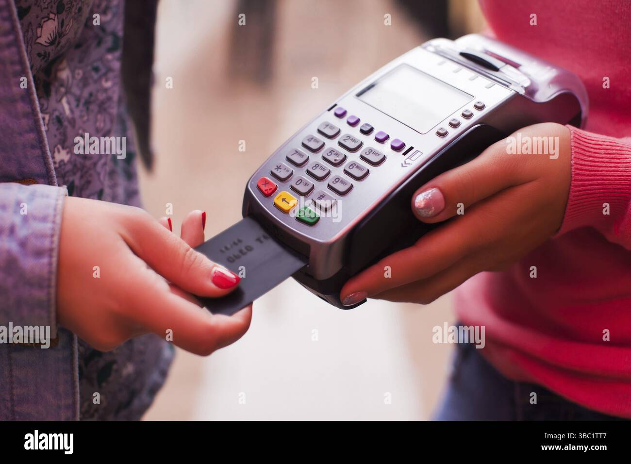 Woman credit card using payment hi-res stock photography and images - Alamy