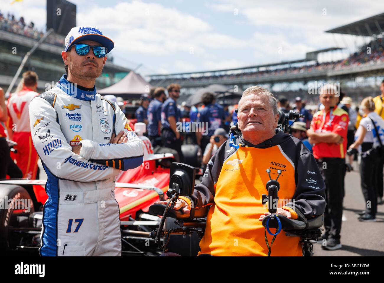 Kyle Larson, Arrow McLaren Chevrolet, left, talks to Sam Schmidt, right ...